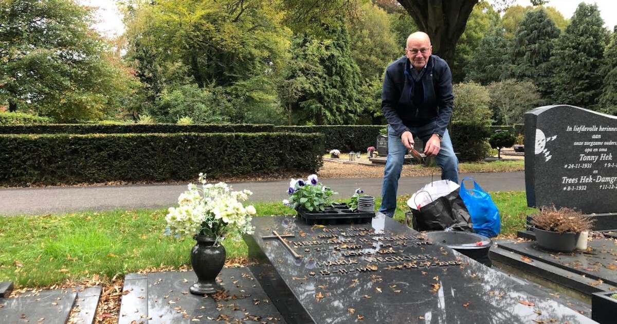 Zorgend voor de graven van zijn familie denkt Frans terug aan een ...