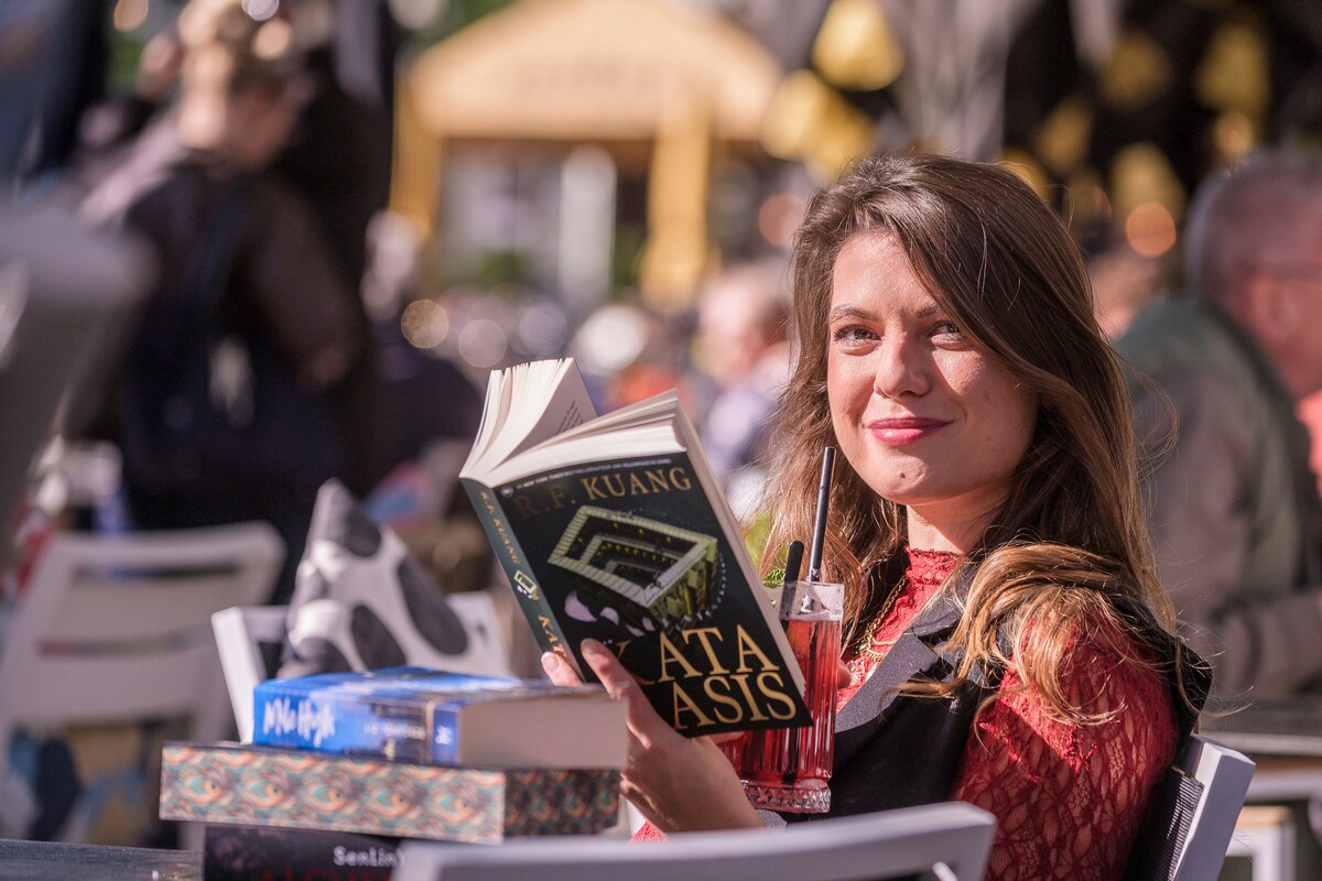 Als je haar zoekt: Bo zit vast met een boek op een terrasje aan de Oude ...