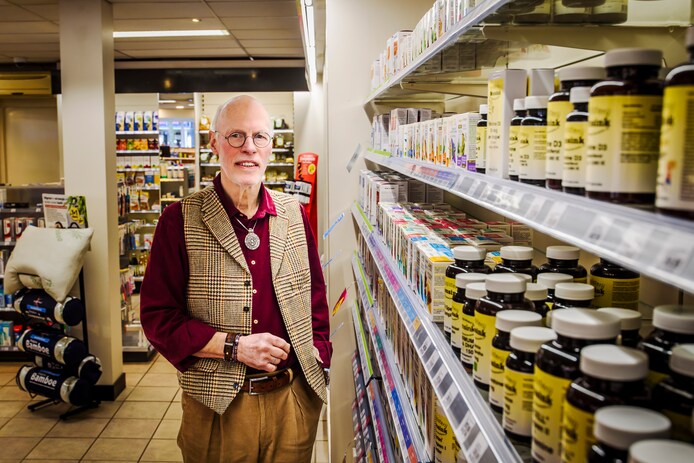 ‘Dokter John’ doet drogisterij van de hand: ‘Als ik het over kon doen ...