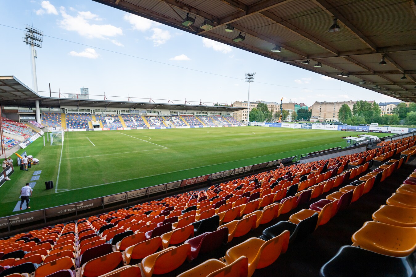De coach van Riga heeft nog stoute plannen, maar bij FC Twente is men ...