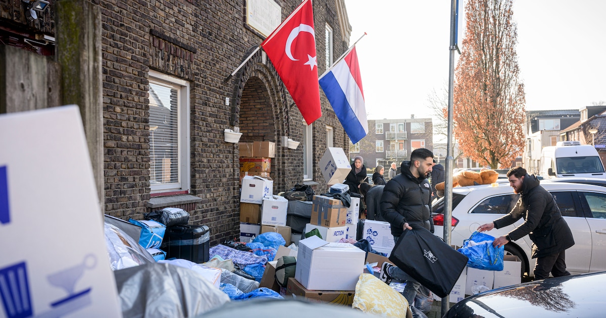 Eerste grote vrachtwagen onderweg van moskee in Enschede naar ...