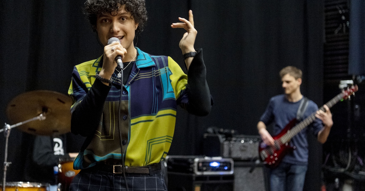 Rapper Babs vat corona samen in nieuwe single ‘Pandemiemoe’ | Regio ...