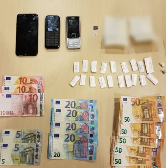 De deur vliegt open, cocaïne verdwijnt door het putje: Twentse broers ...