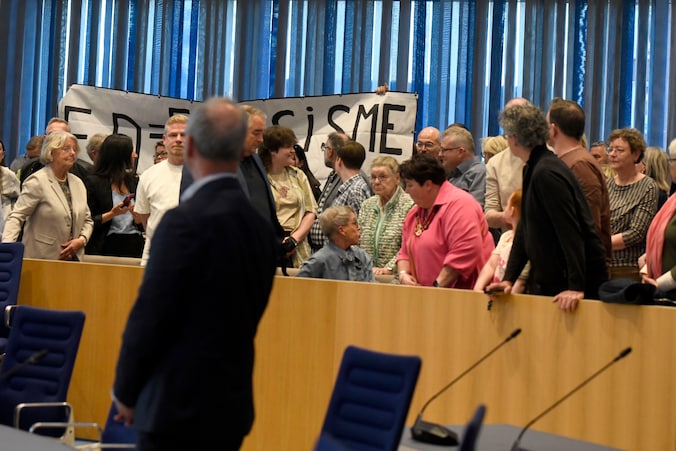 Almelose burgemeester boos over protest tegen Forum in raadszaal, dat ...