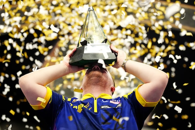 Luke Littler staat na ‘zware’ Premier League wel weer met de beker: ‘Ik ...