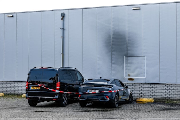 Twee auto's verwoest door brand aan Broekheurnerweg in Enschede ...
