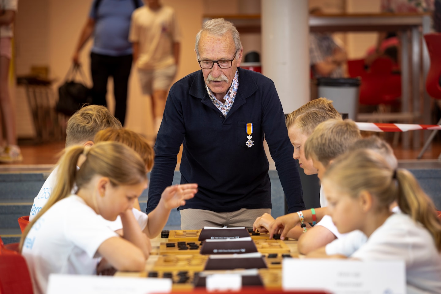 Voor de dammers doet hij (72) alles: ‘Henk, waar blijf je met de worst ...