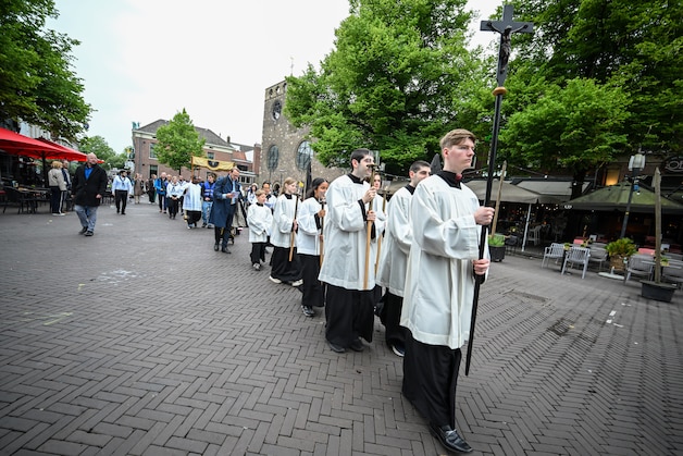 Honderden gelovigen trekken door het centrum van Enschede: ‘Ik heb dit ...