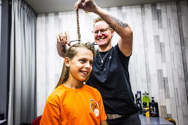 Drie jaar lang liet Sep (12) zijn haar groeien, nu is het zover en gaat ...