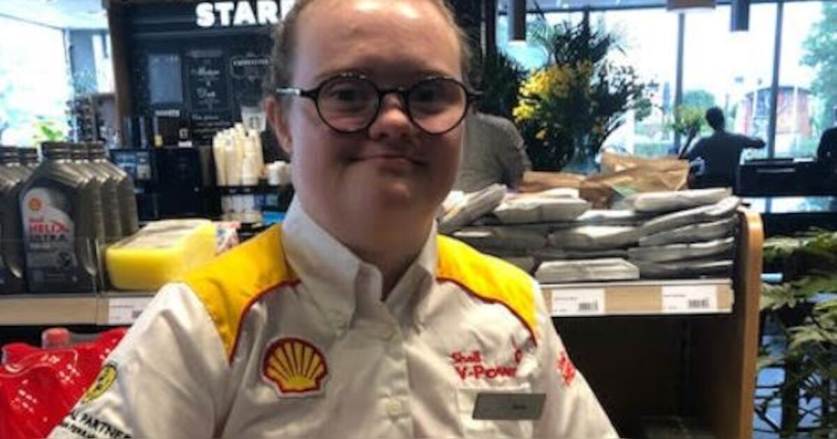 Sterre (19) heeft syndroom van Down en is ‘de ster’ van tankstation ...