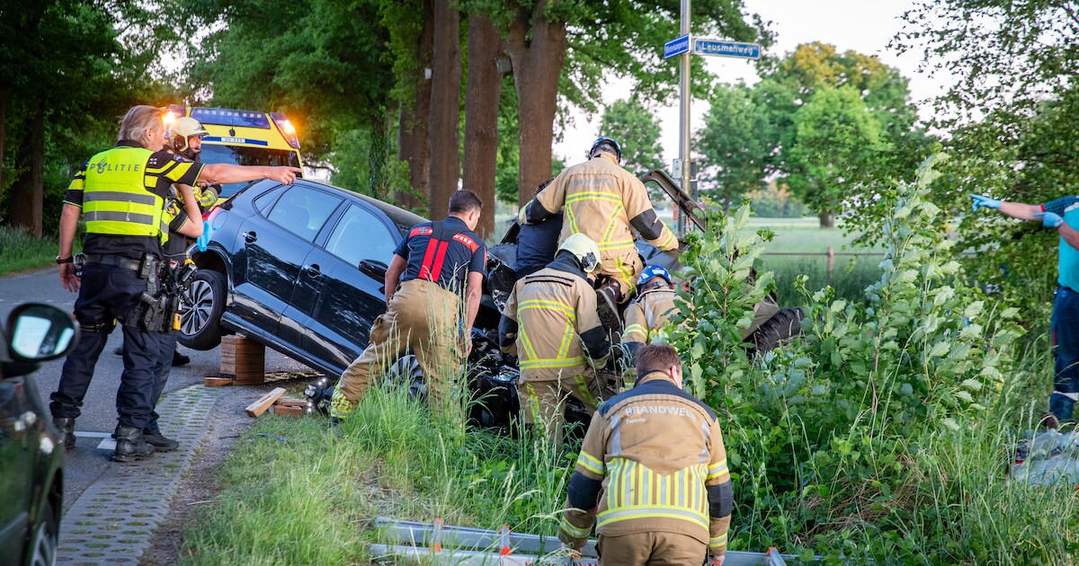 Auto’s belanden in sloot na ernstig ongeval in Markelo: traumahelikopter ingezet, meerdere ...