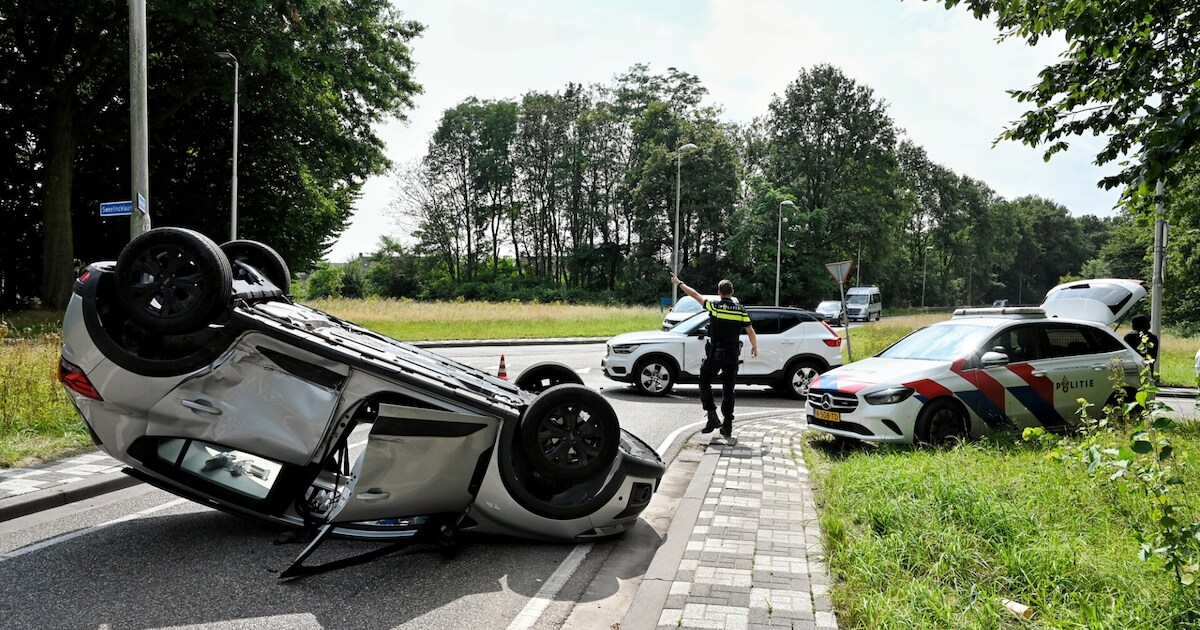 Auto rolt over de kop na botsing met leswagen op kruising, inzittende ...
