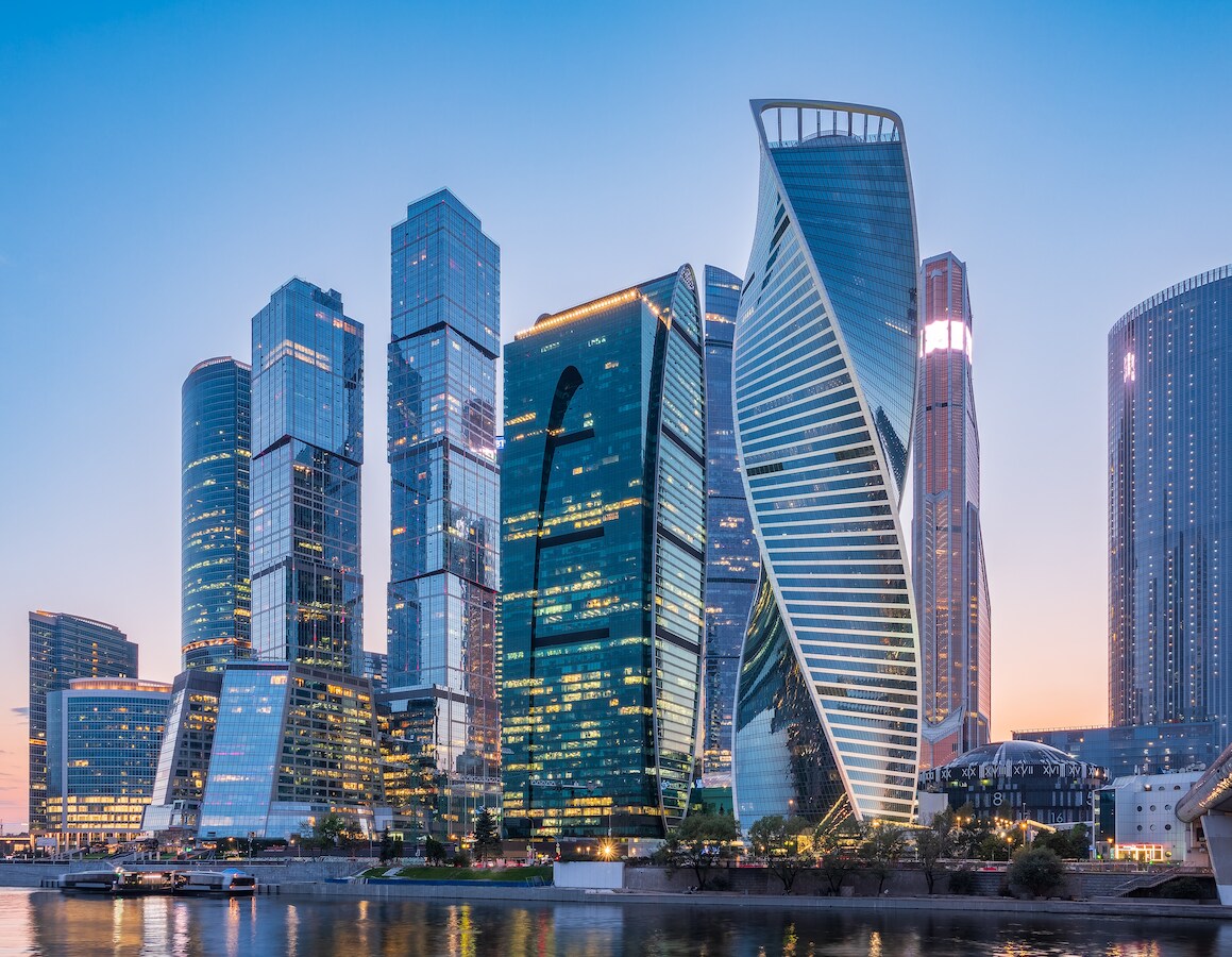 Oud-president Assad leidt luxeleven in Moskou, waar zijn vrouw in dure ...