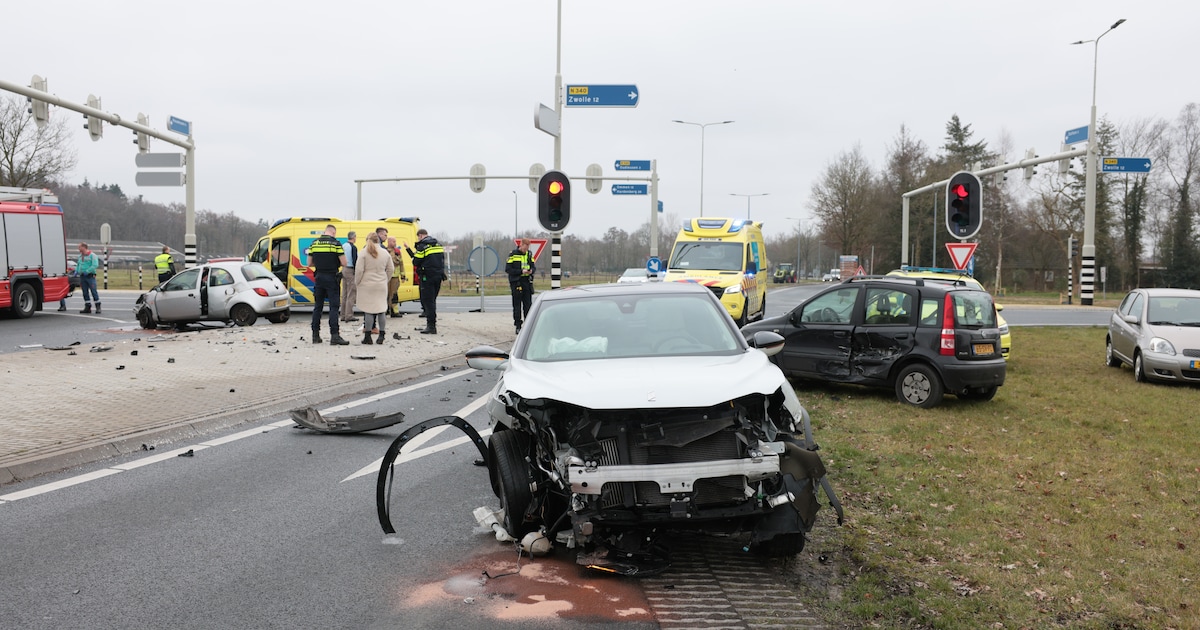 Drie ernstig gewonden na botsing met meerdere auto’s op kruispunt bij Dalfsen | Zwolle | Tubantia.nl