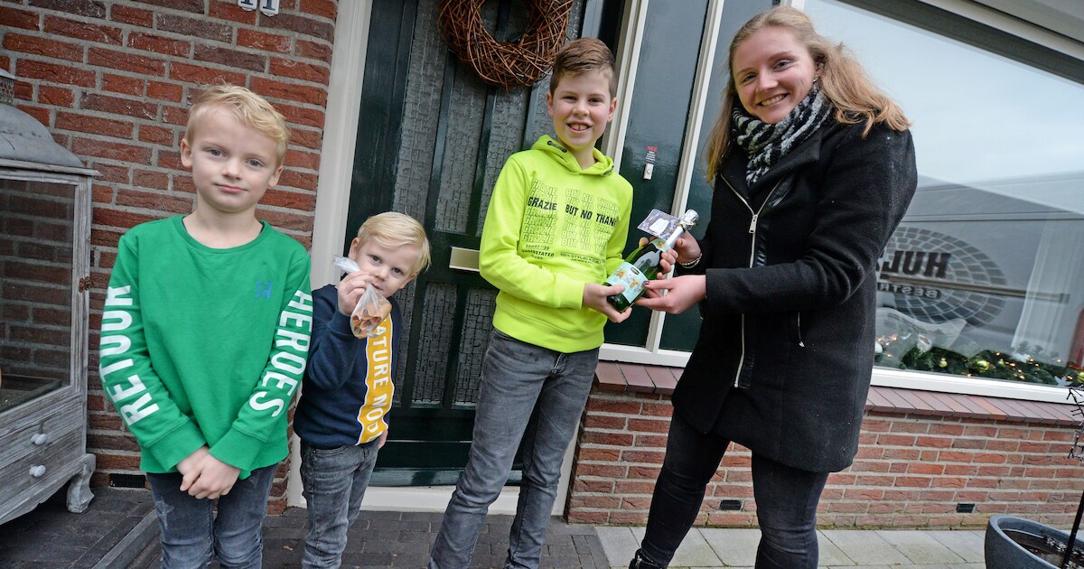 Meesters en juffen gaan in Eibergen rond met nieuwjaarsbubbels ...