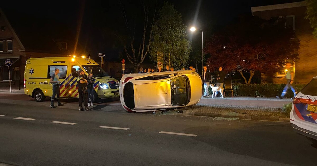 Auto belandt op zijkant in Hengelo, bestuurster meegenomen door politie ...