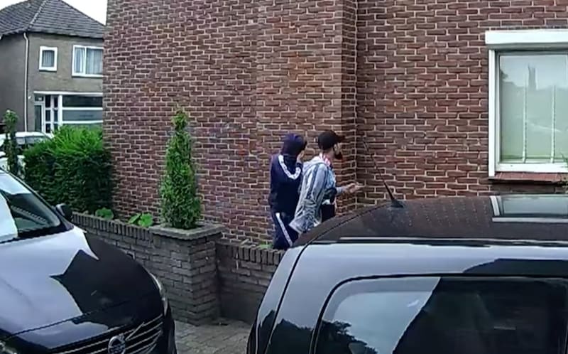 Wie zijn deze twee mannen? Ze worden verdacht van een inbraak in ...