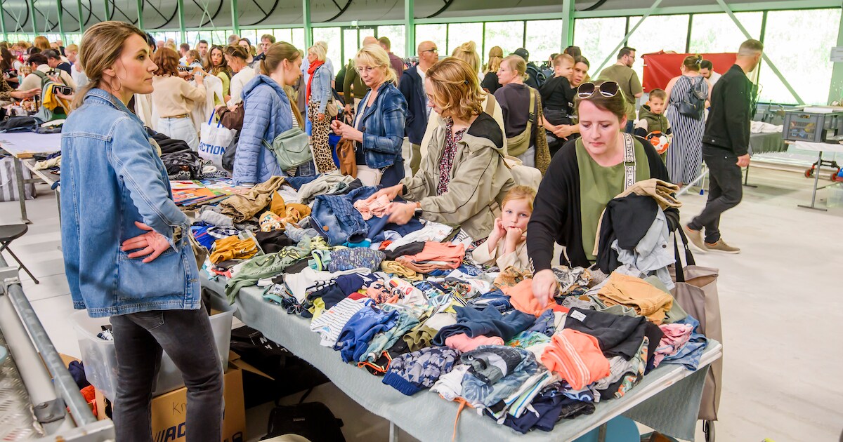 Bezoekers vormen meterslange rij voor Twentse Vlooienmarkt in Enschede ...