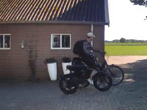 Camera legt schaamteloze diefstal van elektrische fietsen in Zenderen ...
