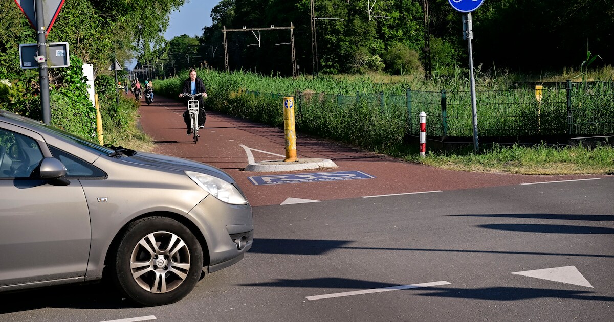 Blijven opletten op gevaarlijke kruising fietssnelweg tussen Hengelo en Enschede: 'Sommige ...