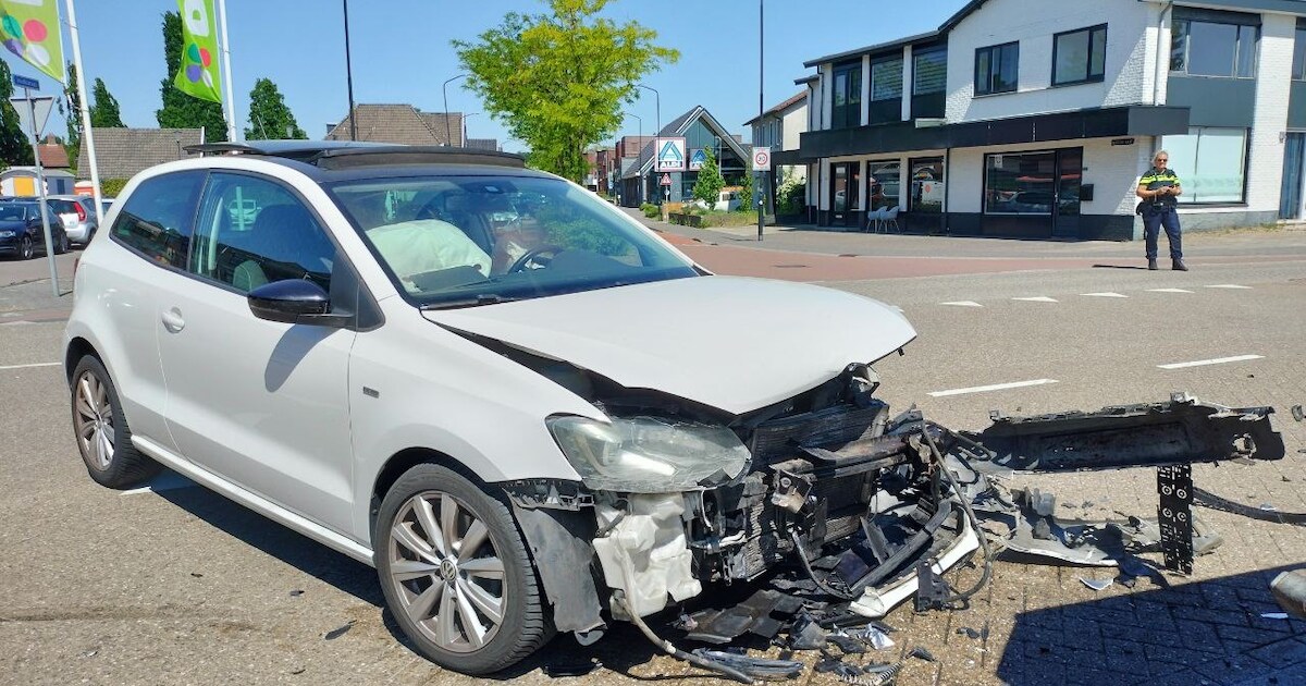Grote schade na botsing tussen auto's op kruising in Gaanderen | Winterswijk | tubantia.nl