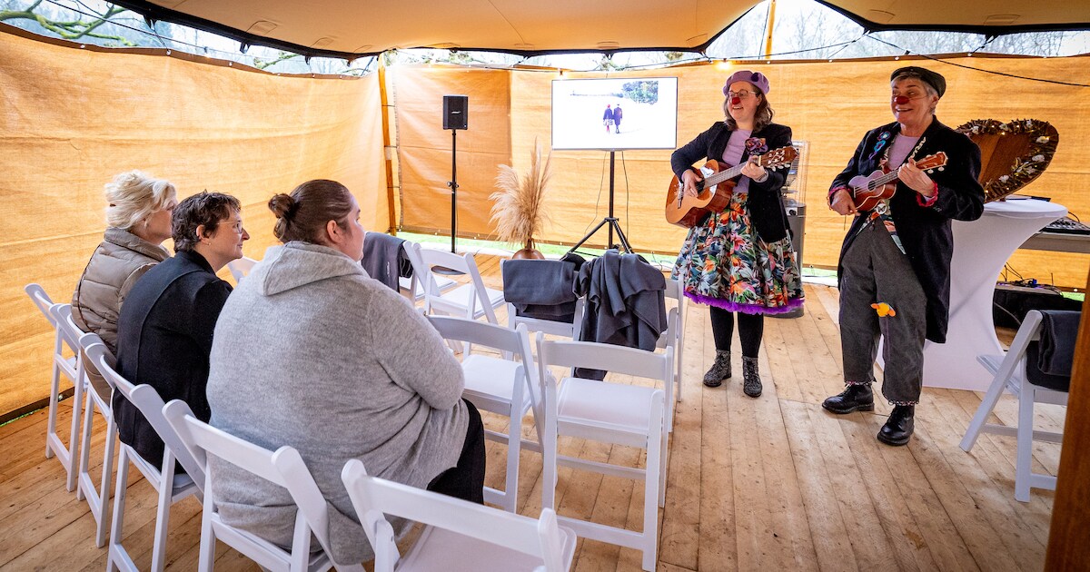 Rouwclowns en een gepimpte rouwauto op de uitvaartinspiratiebeurs in ...