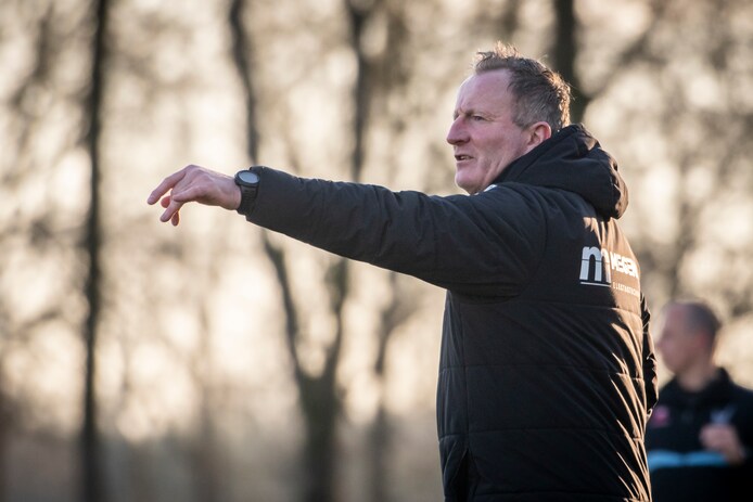 Ooit bekerwinnaar met FC Twente, nu al zeven jaar trainer van vierdeklasser: ‘Ik sloeg steil ...