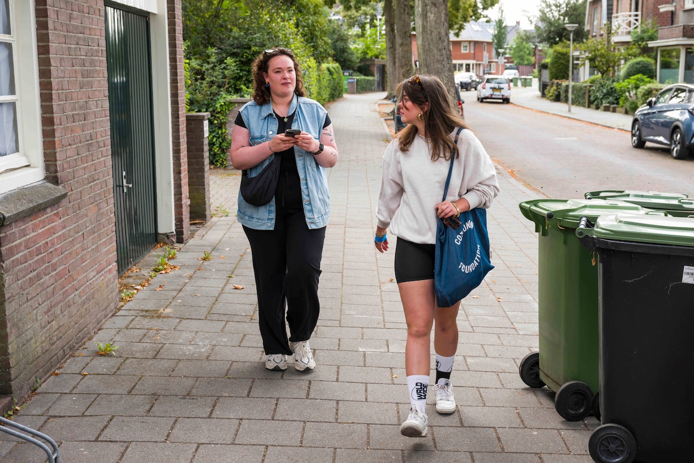 Een serieus blokje om: Emma en Kirsten lopen door alle straten van ...