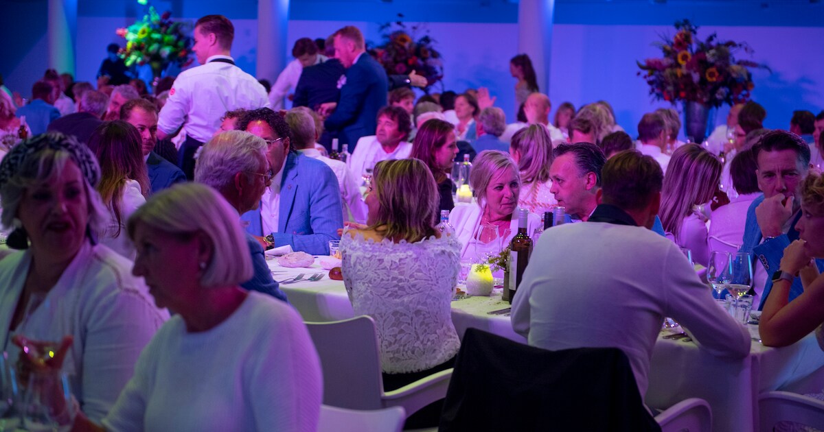 Kiwanis Club Almelo doneert 17.000 voor winterjassen en verjaardagsfeestjes | Almelo | Tubantia.nl