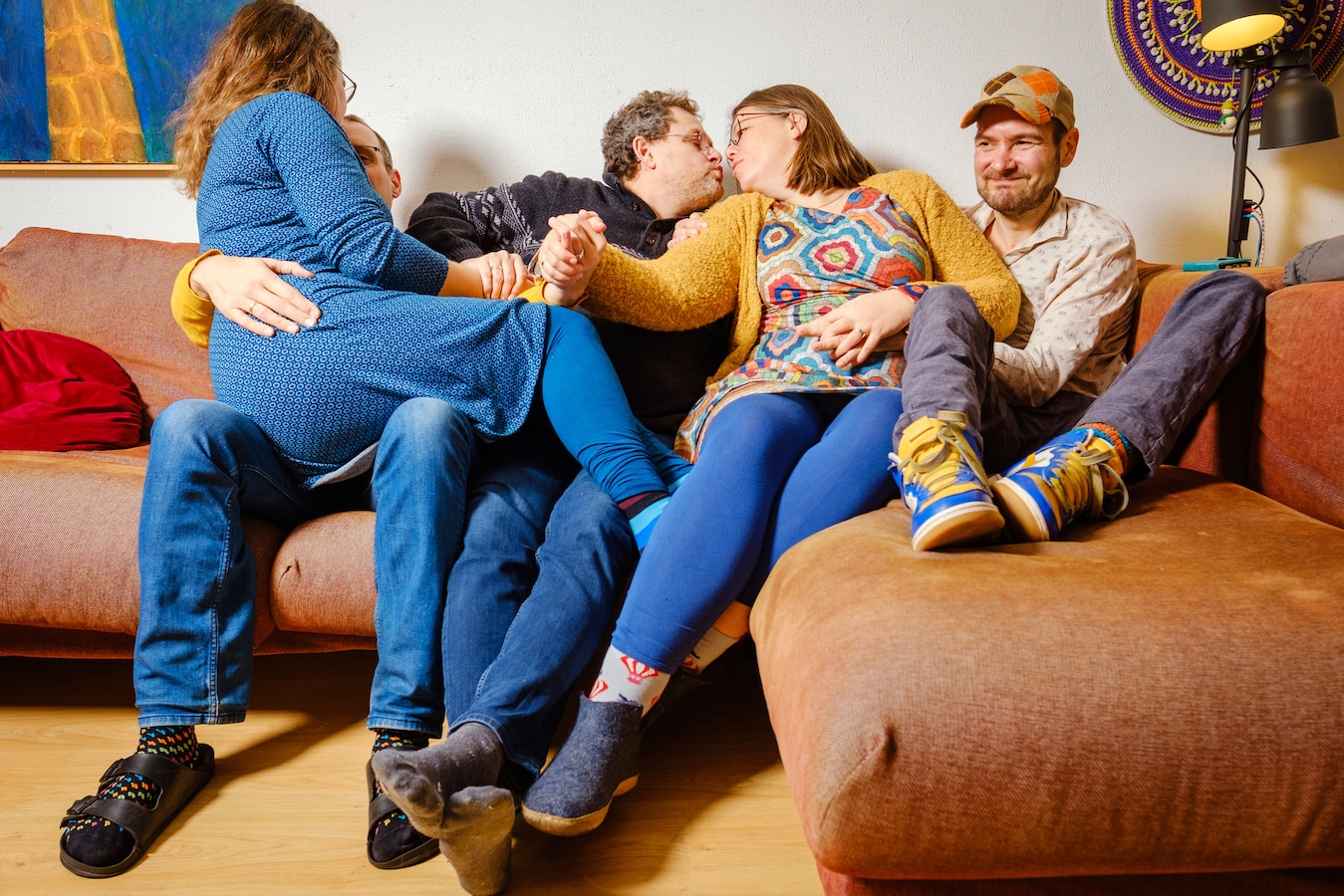 Kirsten (34), Peter (53) en Karin (43) zijn polyamoreus: ‘Ik heb drie liefdespartners, dus ik ...