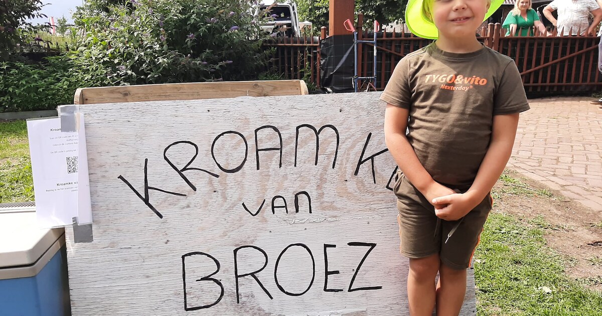 Broez (5) verkoopt drankjes vlakbij Zwarte Cross om een Lego-raket te ...