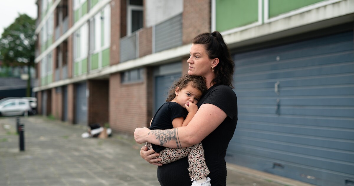 Nikki (30) stond met dochtertje Kiki (2) op straat: ‘Ben ik een falende ...