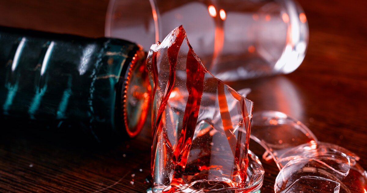 Lekker dansen in druk café met glas in de hand, nu moet ze leven met ...