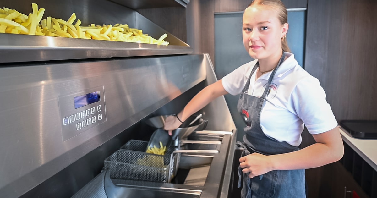 De frietkraam van Jasmijn (15) ging viraal, nu staat de inspectie op de ...