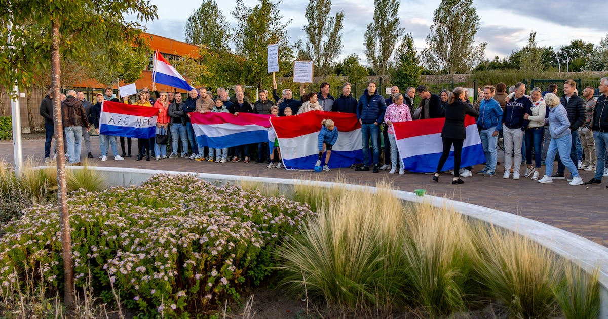 Verhitte discussies en gemoedelijk protest bij inloopavonden over azc ...