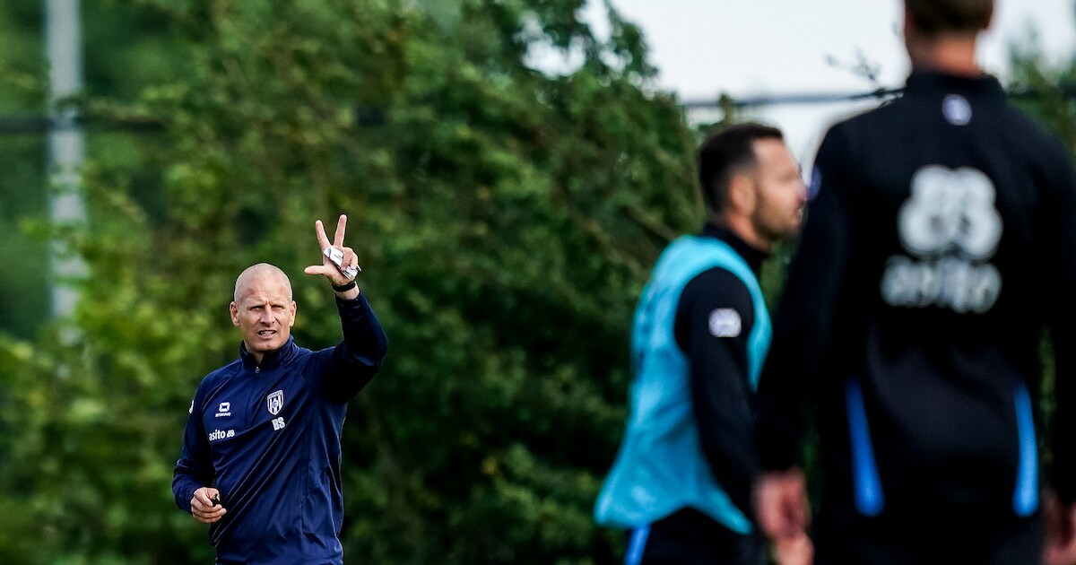 Sibum voor het eerst als trainer op het veld en is De Keersmaecker er ...