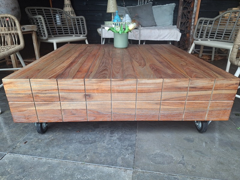 Gratis eenpersoonsbed, gratis zes eetkamerstoelen en een robuuste ...