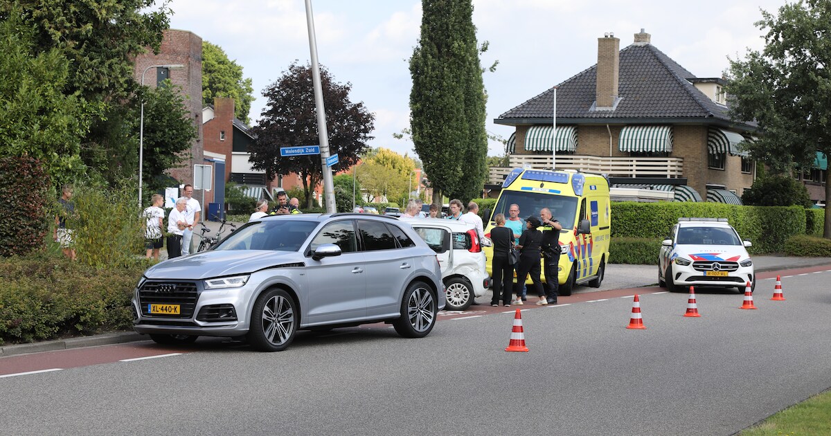 Twee personenauto's botsen op elkaar in Rijssen | Rijssen-Holten | Tubantia.nl