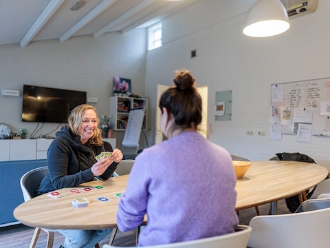 Hier wonen negen Twentse jongeren met psychose samen: ‘Een normaal ...