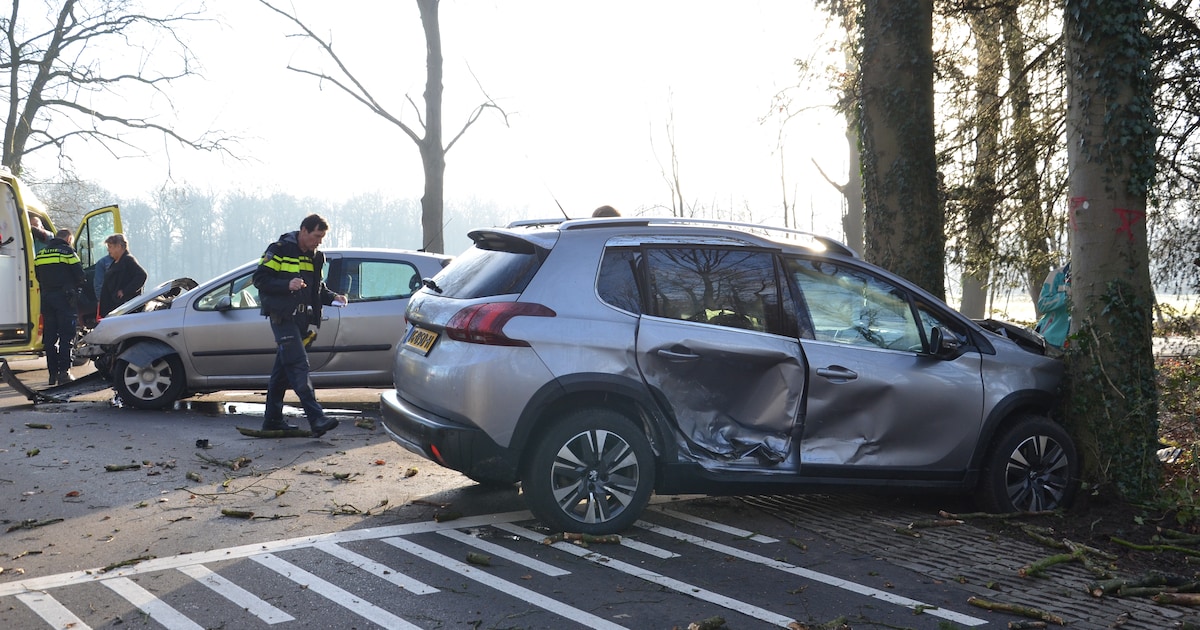 Flinke blikschade door botsing twee auto's op kruising bij Vorden ...