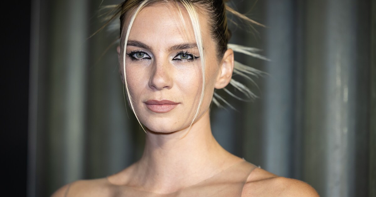 Maan draagt jurk van 'onzichtbare' stof als muze van topontwerper: wat ...