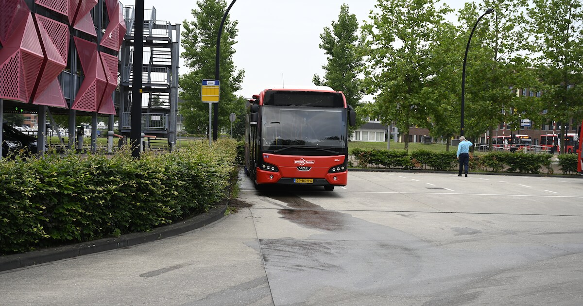 Lijnbus in Almelo ramt hekwerk bij station; zeker 180 liter brandstof ...