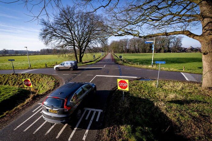 R. mist stopborden en -streep en schept fietser in Lattrop: 'Dat kennen ...