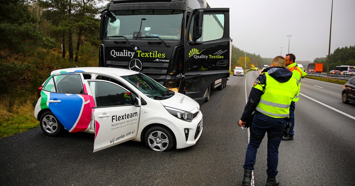 Vrachtwagen duwt auto meters voor zich uit na botsing op A50 ...