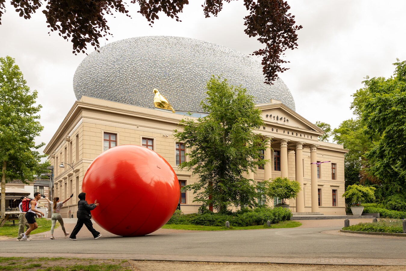 BN’ers met grote rode en gele bal door straten van Zwolle: dit is er ...