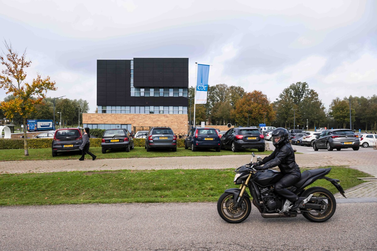 Parkeerproblemen bij nieuwe locatie van CBR in Hengelo: auto’s parkeren ...