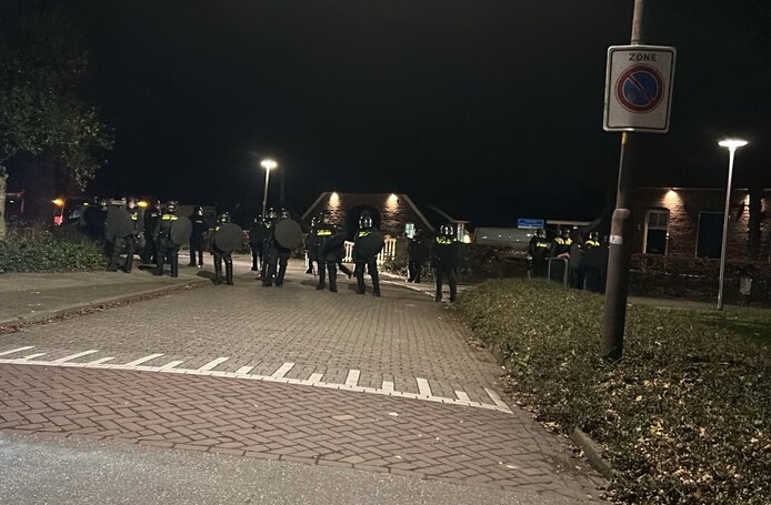 Zo verliep de nieuwjaarsnacht in Twente: ME in Markelo, gewonden door ...