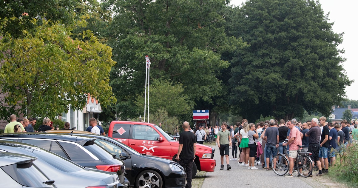 Opnieuw protest in Albergen: tientallen mensen verzamelen zich bij ...