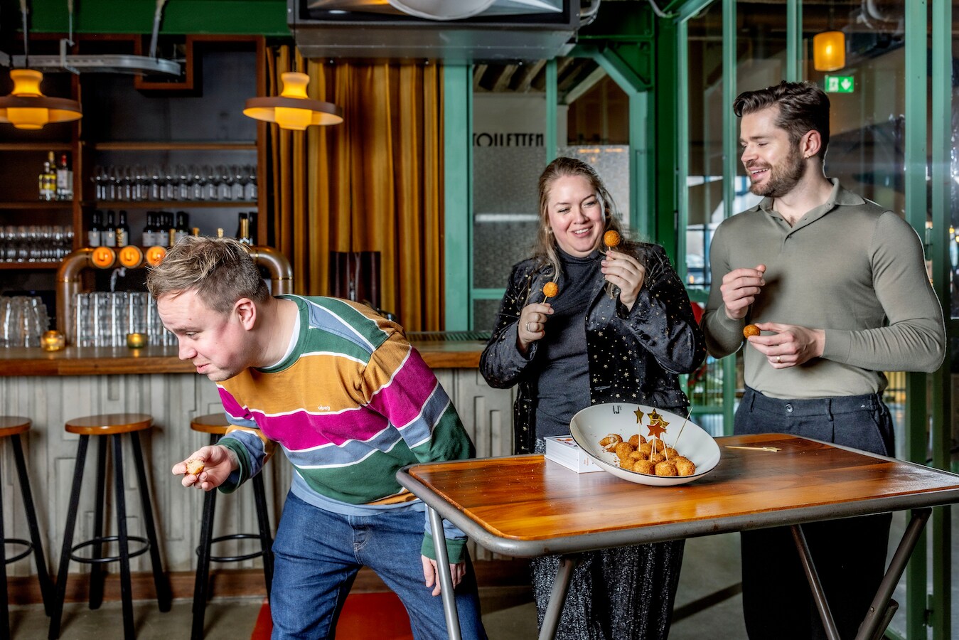 Laat dit bekende huismerk bitterballen uit de airfryer maar links ...