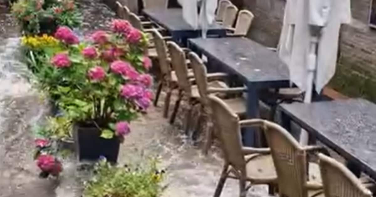 Deze watermolen verandert in woest kolkende rivier na enorme stortbui ...